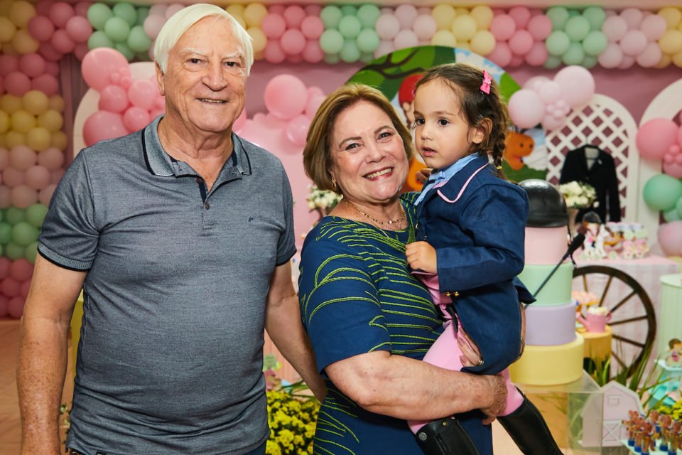 Laura Guth Estevão celebra 3 anos em incrível festa com o tema hipismo ...