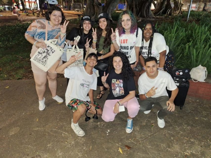 Taylor Swift: fãs se aglomeram perto de estádio para shows em SP ...