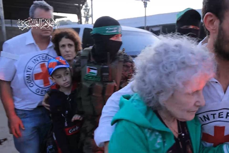 Israel divulga vídeo do 4º grupo de reféns libertados pelo Hamas ...