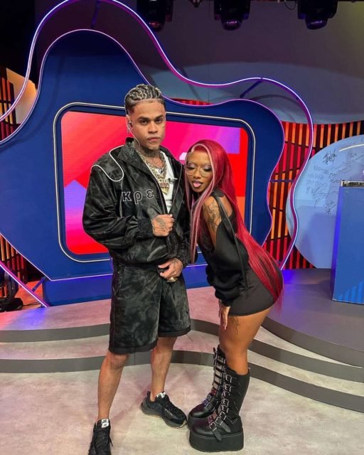 Vídeo: MC Cabelinho protagoniza cena quente com Slipmami ao vivo ...