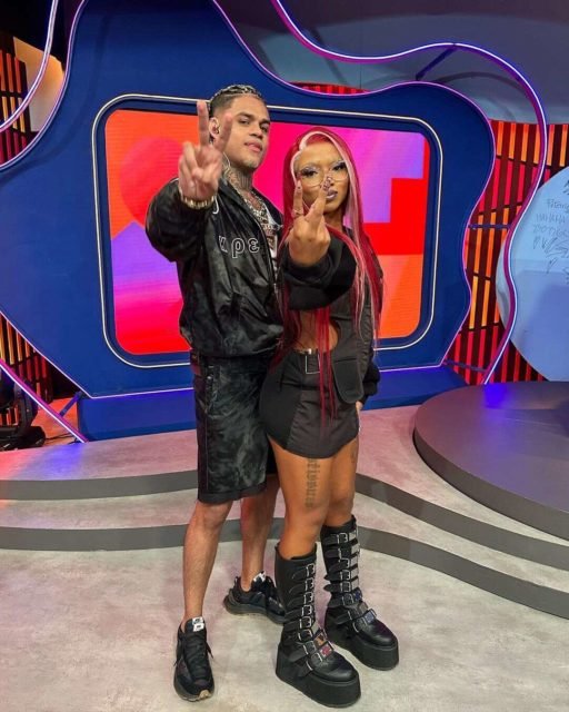 Vídeo: MC Cabelinho protagoniza cena quente com Slipmami ao vivo ...