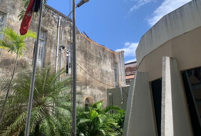 Teto de prédio histórico desaba em João Pessoa | Metrópoles