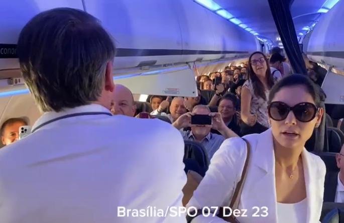 Vídeo: Bolsonaro e Michelle embarcam para a posse de Milei | Metrópoles
