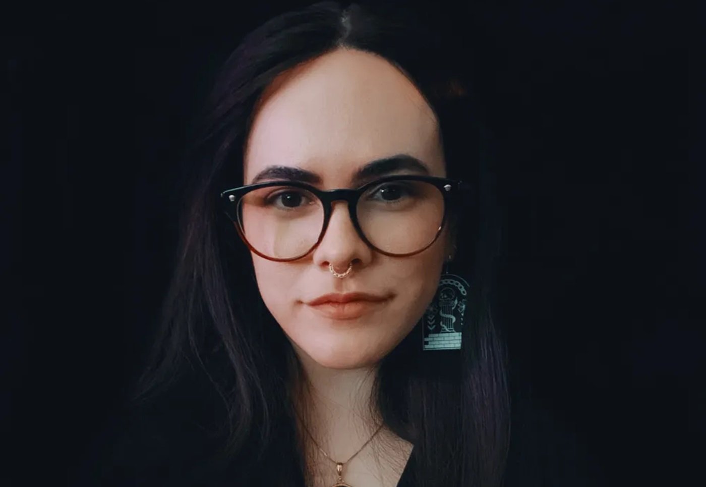 Escritora cria fakes para detonar concorrência e é descoberta | Metrópoles