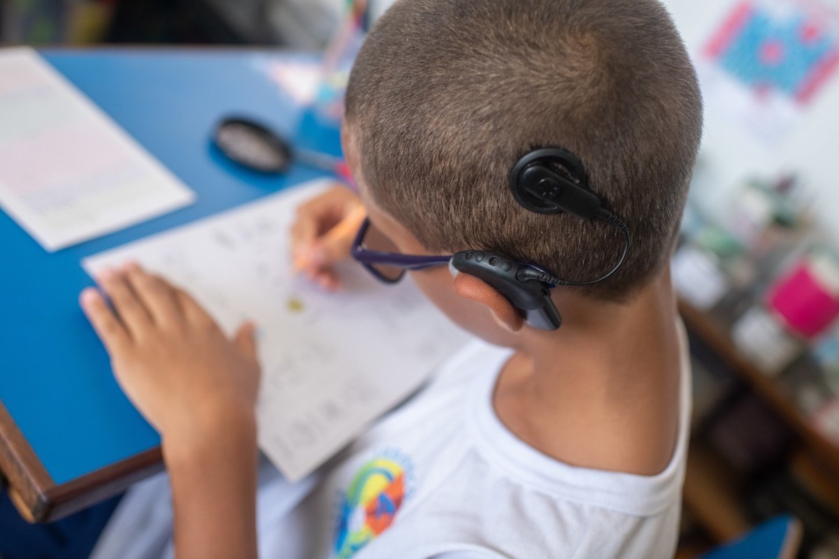 Pais em agonia: contrato que garante oralização de surdos vence na 5ª ...