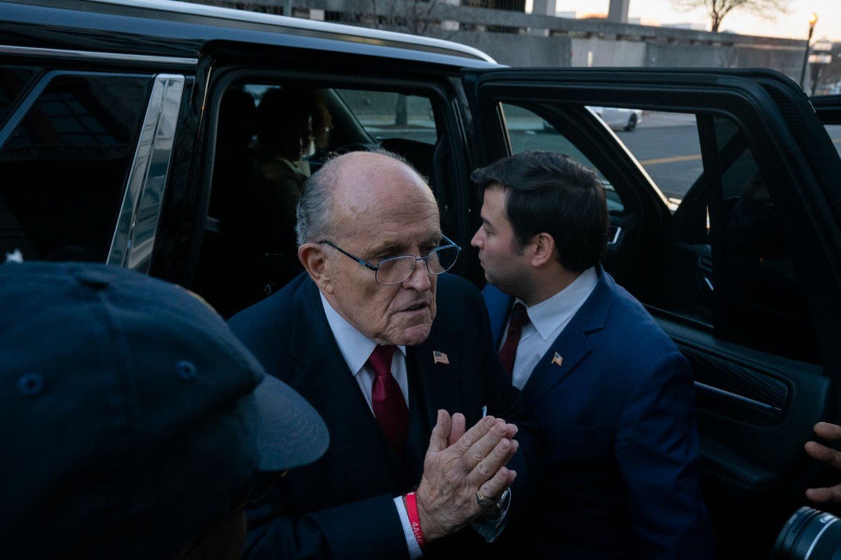 Rudolph Giuliani pede falência após ser condenado por difamação ...