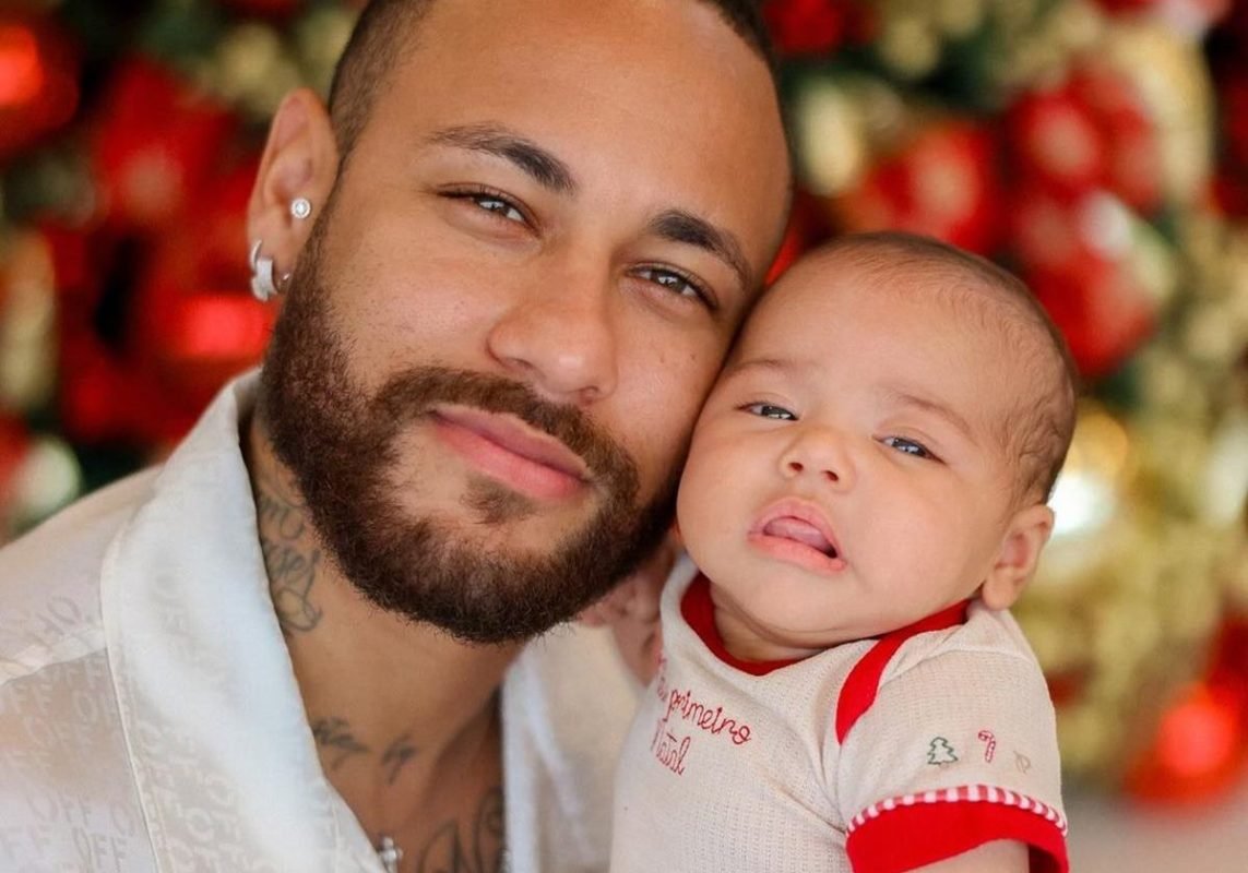 Neymar encanta web ao posar com Mavie em clima natalino | Metrópoles