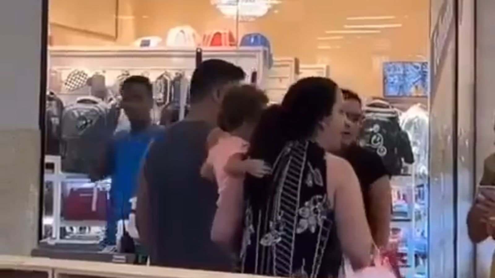 Faxineira é xingada em shopping de MG: “Sou rica, você é analfabeta ...