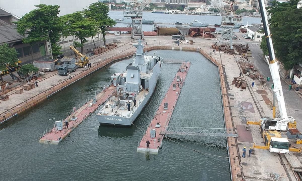 Como é o navio usado pela Marinha para buscar homem que caiu no mar ...