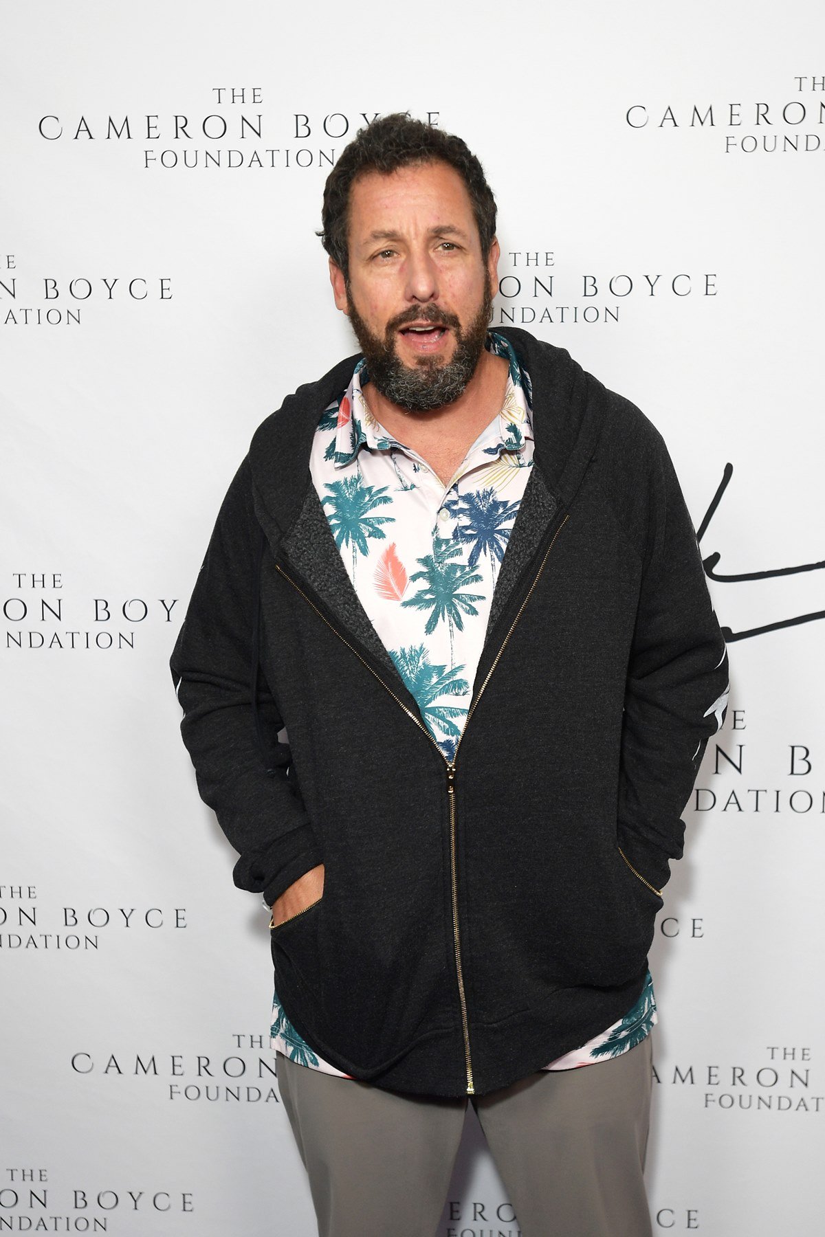 Moda sem compromisso: Adam Sandler brinca com estilo descontraído ...