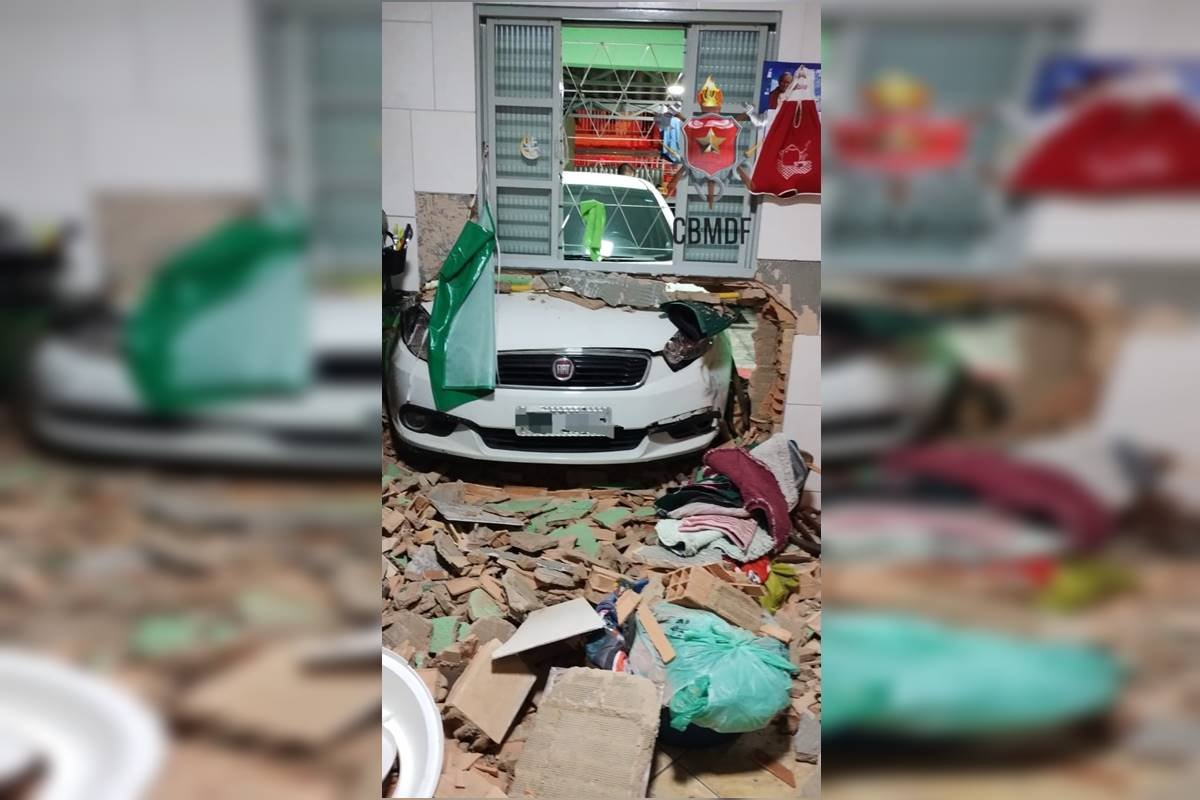 Motorista perde controle, bate em carro e veículo invade casa no DF ... Motorista perde controle, bate em carro e veículo invade casa no DF ...