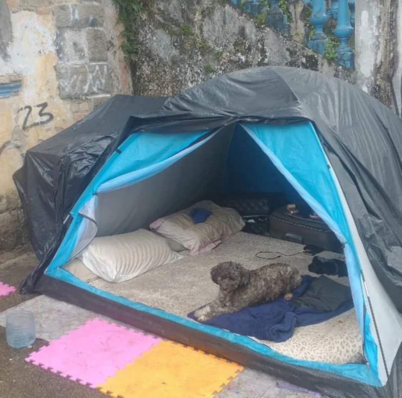 Casal em situação de rua viraliza ao mostrar rotina no Instagram ... Casal em situação de rua viraliza ao mostrar rotina no Instagram ...