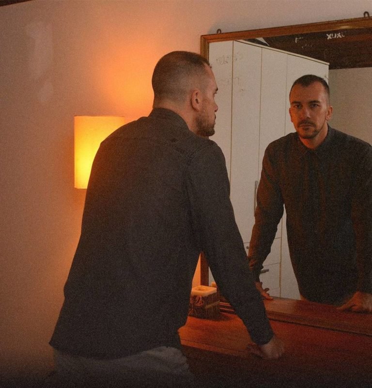 Cantor gospel e gay, Gil Monteiro lança livro sobre autenticidade e fé ...