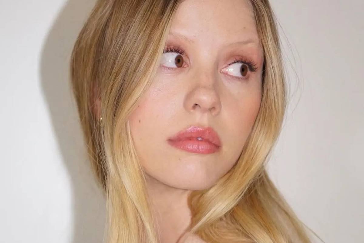 Mia Goth é acusada de chutar cabeça de ator em set de filmagem | Metrópoles