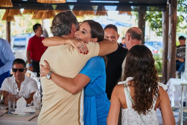 Tati Vartuli brinda aniversário com almoço entre amigos e familiares ...