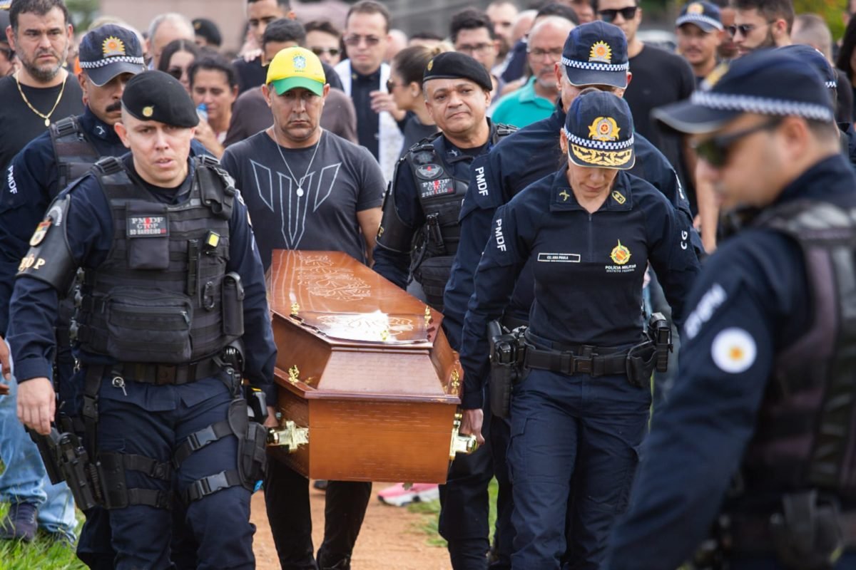 Com salva de tiros e homenagens, PM morto por sargento é enterrado | Metrópoles