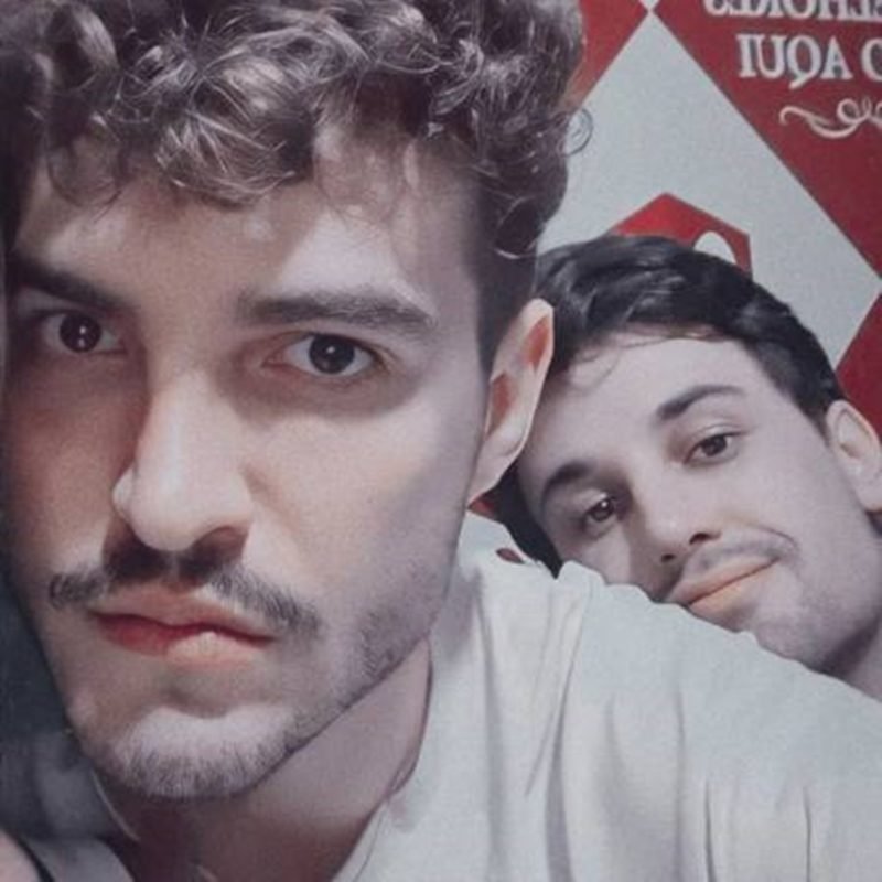 Após beijo ao vivo, Jão se declara para Pedro Tófani e confirma namoro ...