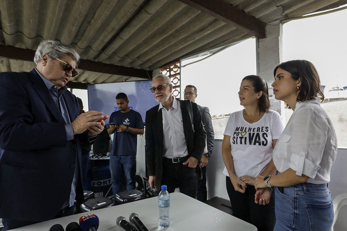 Ao lado de Datena, Tabata lança pré-candidatura na laje da mãe | Metrópoles