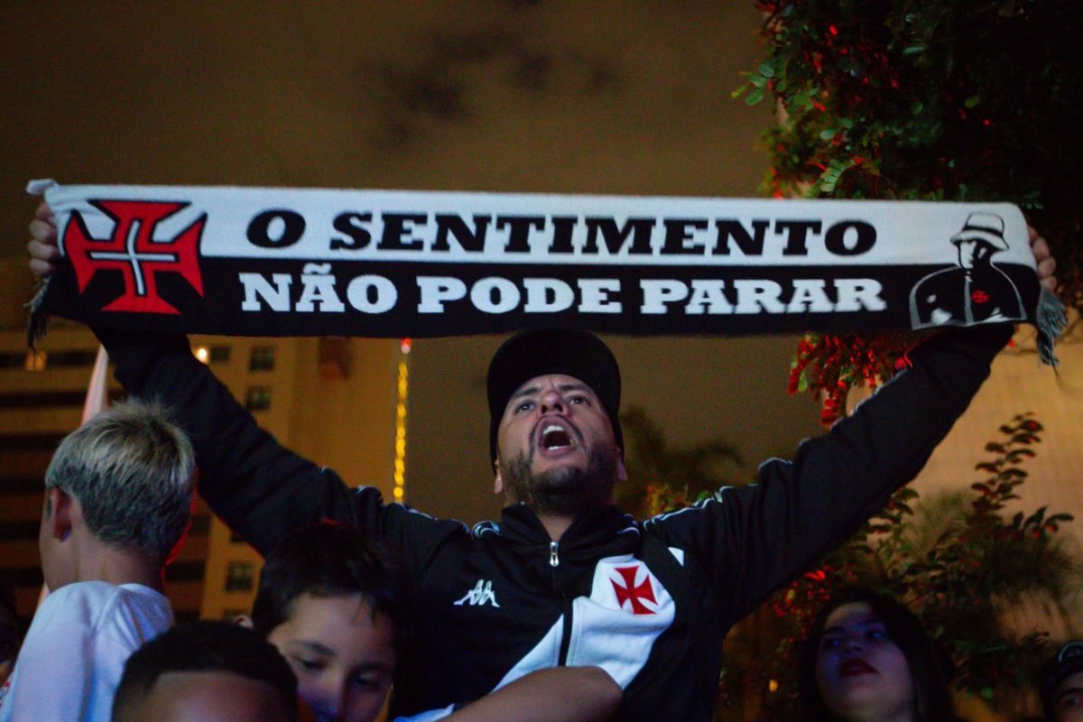 Jogadores do Vasco são recebidos com festa de torcedores em Brasília ...