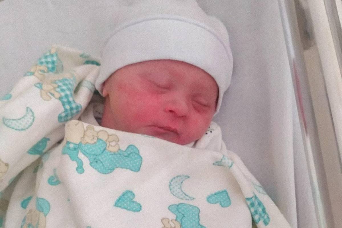 Felipe Neto comemora nascimento do irmão, que é 36 anos mais novo ...