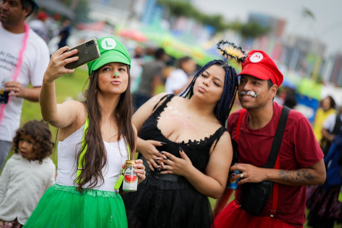 Sob chuva e neblina, foliões saem às ruas para curtir Carnaval no DF | Metrópoles