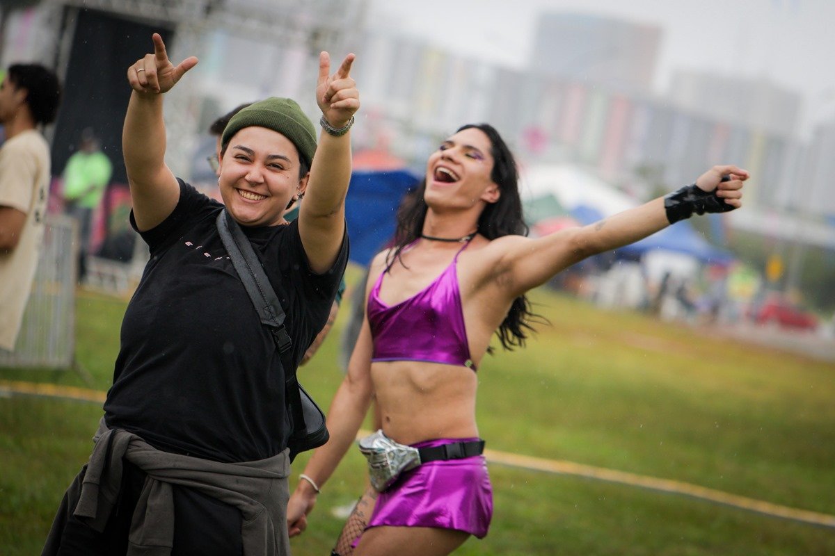 Sob chuva e neblina, foliões saem às ruas para curtir Carnaval no DF | Metrópoles