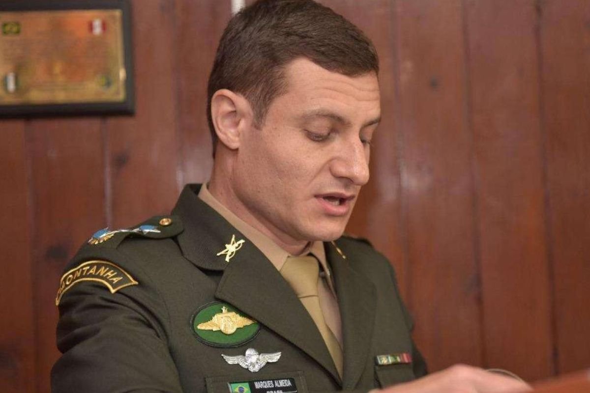 Exército tira comando de oficial que desmaiou ao ver PF | Metrópoles