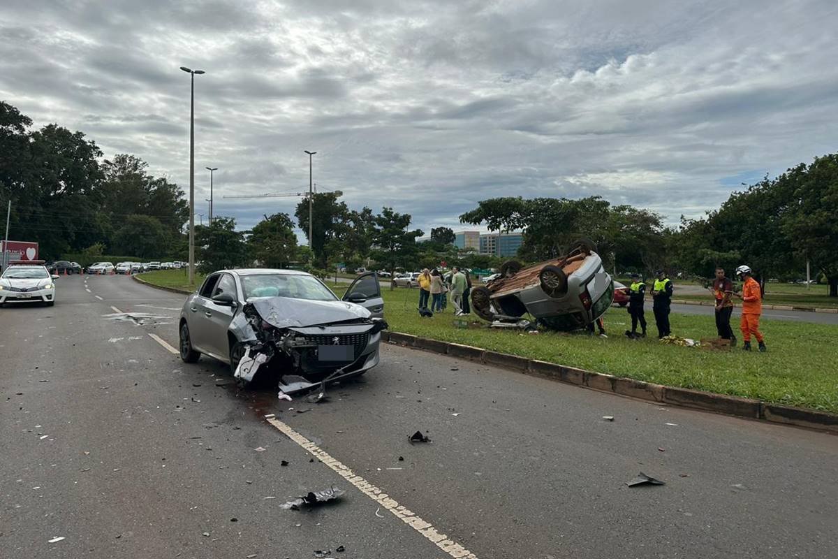 Motorista sem CNH bate em carro e capota no Setor de Embaixadas Sul | Metrópoles