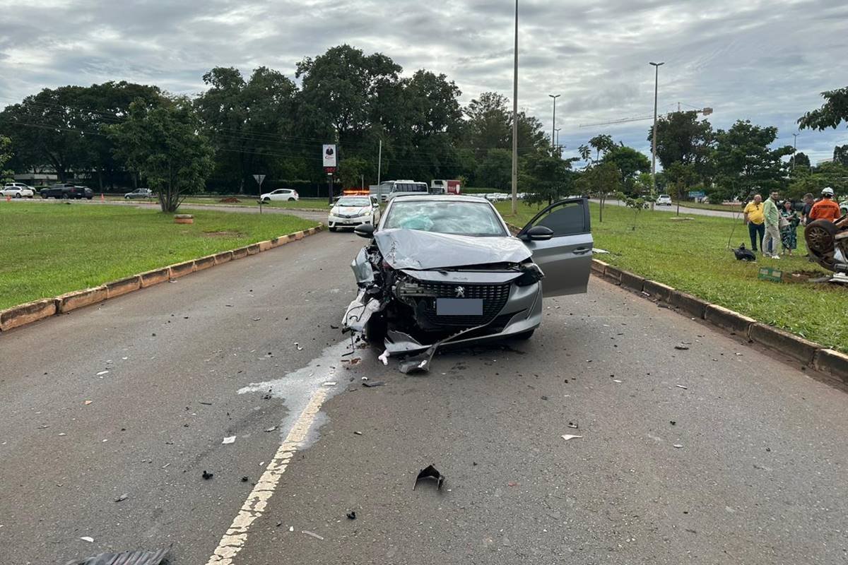 Motorista sem CNH bate em carro e capota no Setor de Embaixadas Sul | Metrópoles