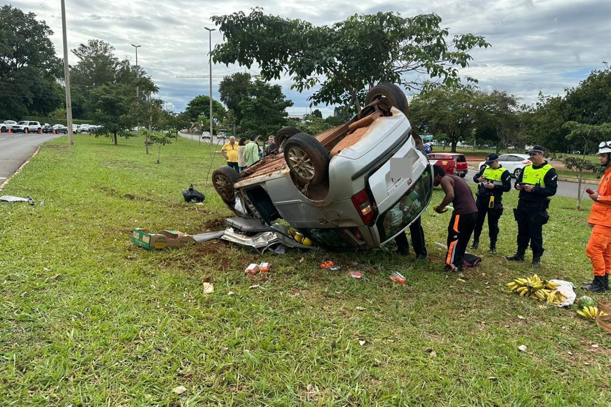 Motorista sem CNH bate em carro e capota no Setor de Embaixadas Sul | Metrópoles