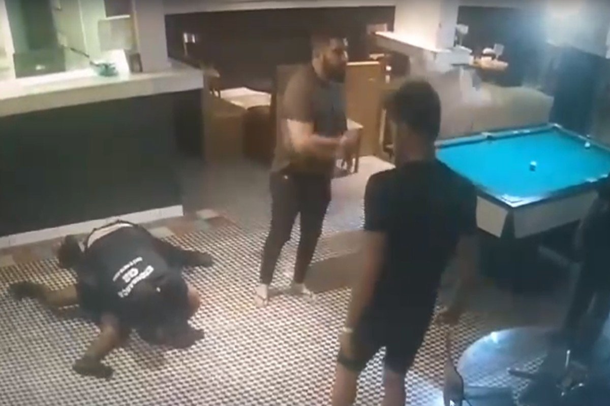 Minuto a minuto, veja como homem morreu ao levar mata-leão em karaokê | Metrópoles