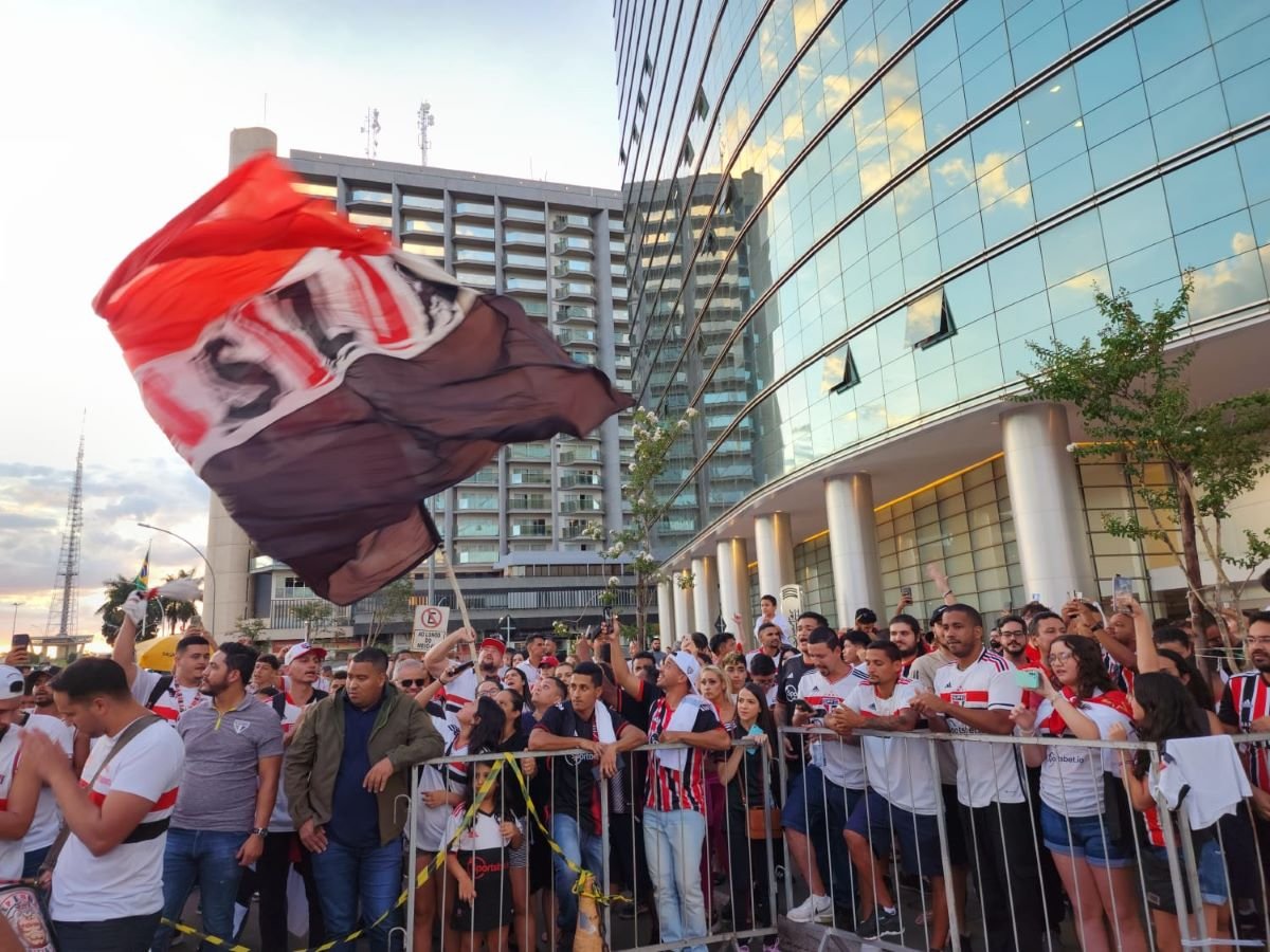 Torcida já aguarda chegada do São Paulo em frente ao hotel em Brasília ...