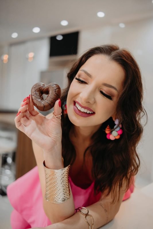 Famosa pelos bolos diferentões, Vivi Cake já teve compulsão alimentar ...