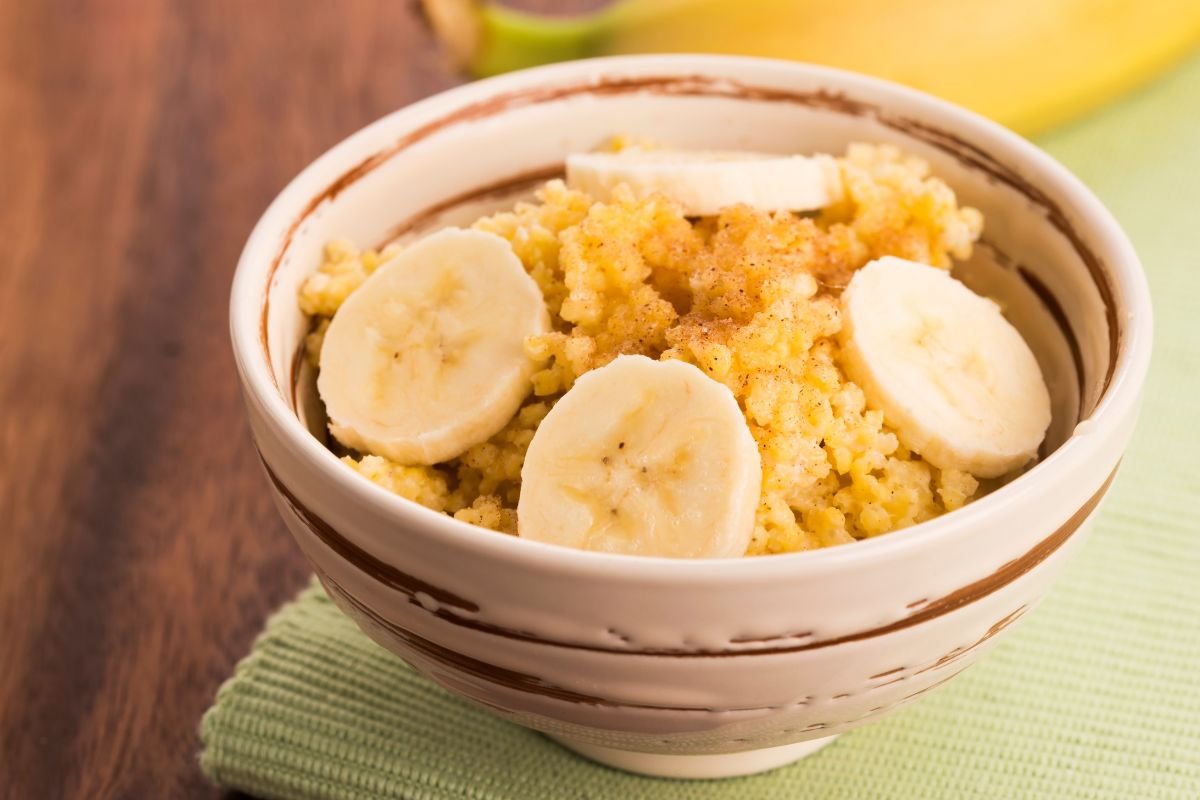 Sem dificuldades! Aprenda a fazer farofa de tapioca com banana | Metrópoles