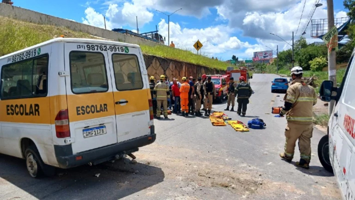 Vídeo. Van escolar bate em muro e deixa crianças feridas em Minas ... Vídeo. Van escolar bate em muro e deixa crianças feridas em Minas ...