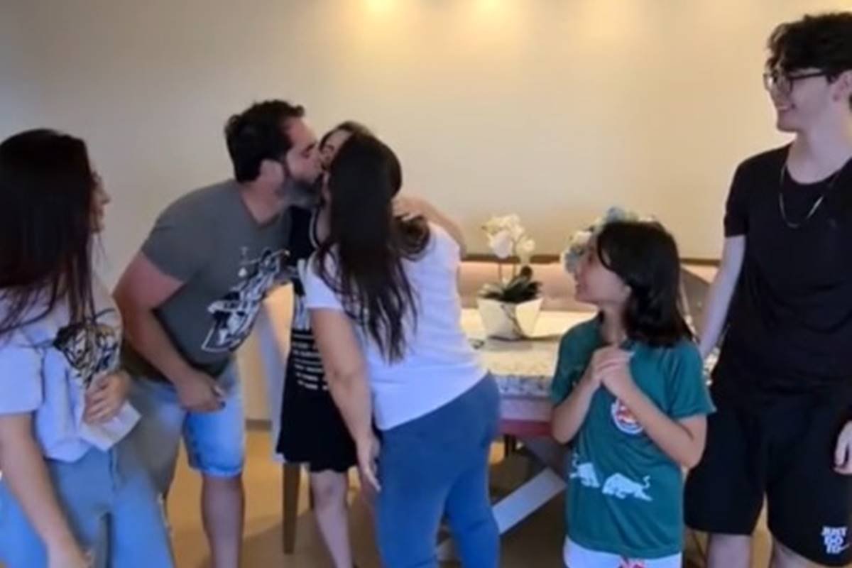 Trisal viraliza mostrando a rotina com os filhos: “Não é bagunça ...