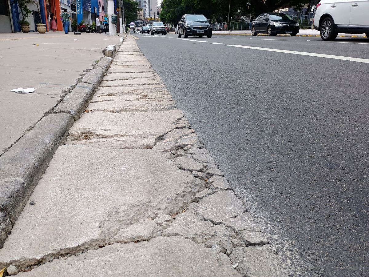 Vídeo: sarjetas racham e concreto esfarela 3 meses após recapeamento ...