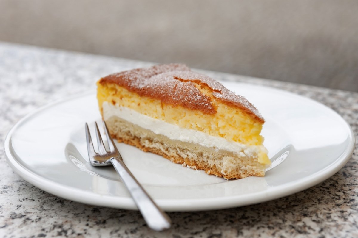 Bolo alemão cremoso de três camadas é pura tradição e sabor